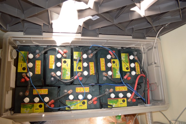 How to build a solar battery bank?